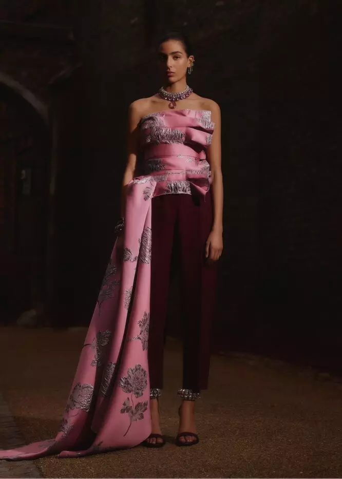 Sisters Bronte, Crystal Chandeliers and Rose of the North: Alexander McQueen Pre-Fall 2019 57544_11