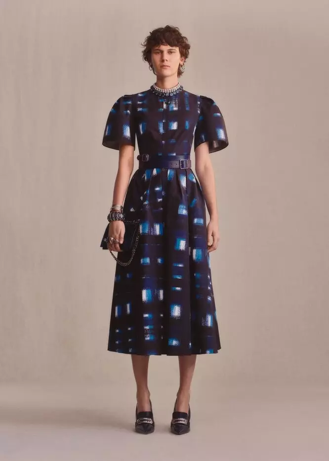 Sisters Bronte, Crystal Chandeliers and Rose of the North: Alexander McQueen Pre-Fall 2019 57544_3