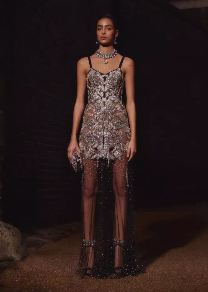 Sisters Bronte, Crystal Chandeliers and Rose of the North: Alexander McQueen Pre-Fall 2019 57544_7
