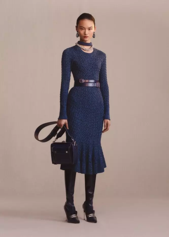 Sisters Bronte, Crystal Chandeliers and Rose of the North: Alexander McQueen Pre-Fall 2019 57544_8