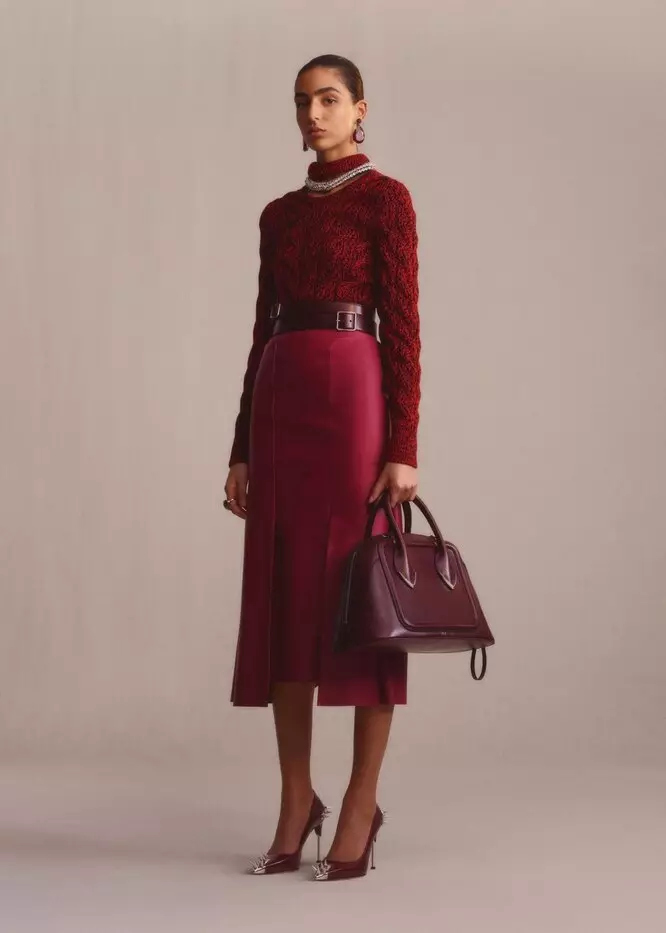 Sisters Bronte, Crystal Chandeliers and Rose of the North: Alexander McQueen Pre-Fall 2019 57544_9