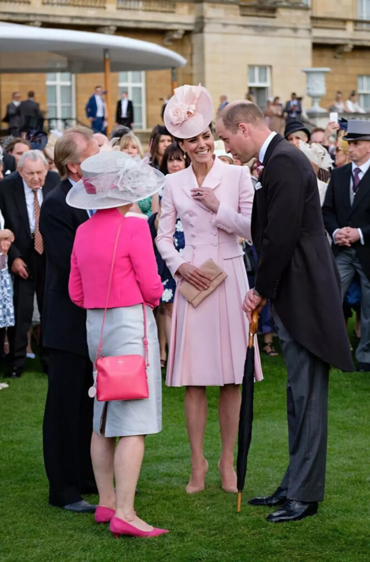 Kate Middleton came to a party in a pink outfit and princess earrings Diana 57640_1