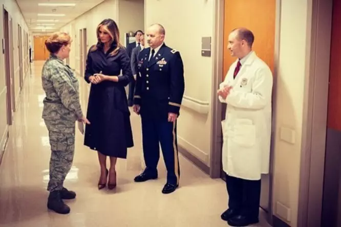 Melania Trump in a laconic striped dress awarded the military 57685_2