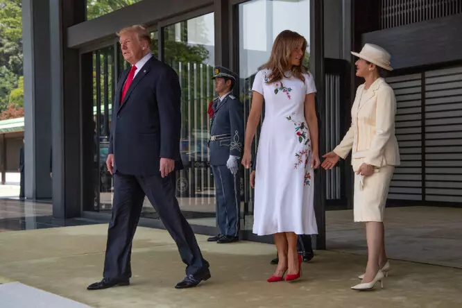 Melania Trump in a white dress with a flower pattern met with the emperor of Japan 57768_1