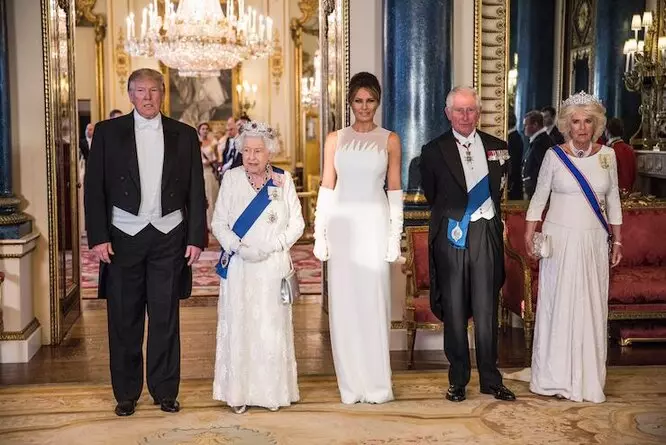 Melania Trump in Dior's dress emphasized his waist at the reception at the queen 57980_1