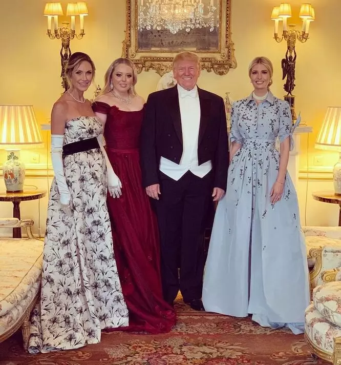 Melania Trump in Dior's dress emphasized his waist at the reception at the queen 57980_3