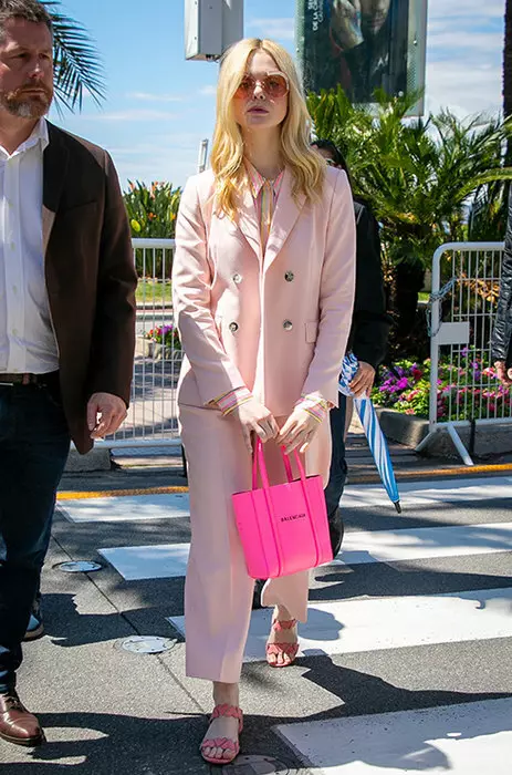 Reese Witherspoon, Katie Holmes and other celebrities who choose bright bags 58414_3