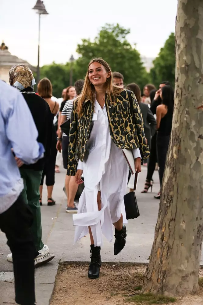 Decollet, scarves and chapets of newsletters: Street Style at Fashion Week in Paris 58632_10