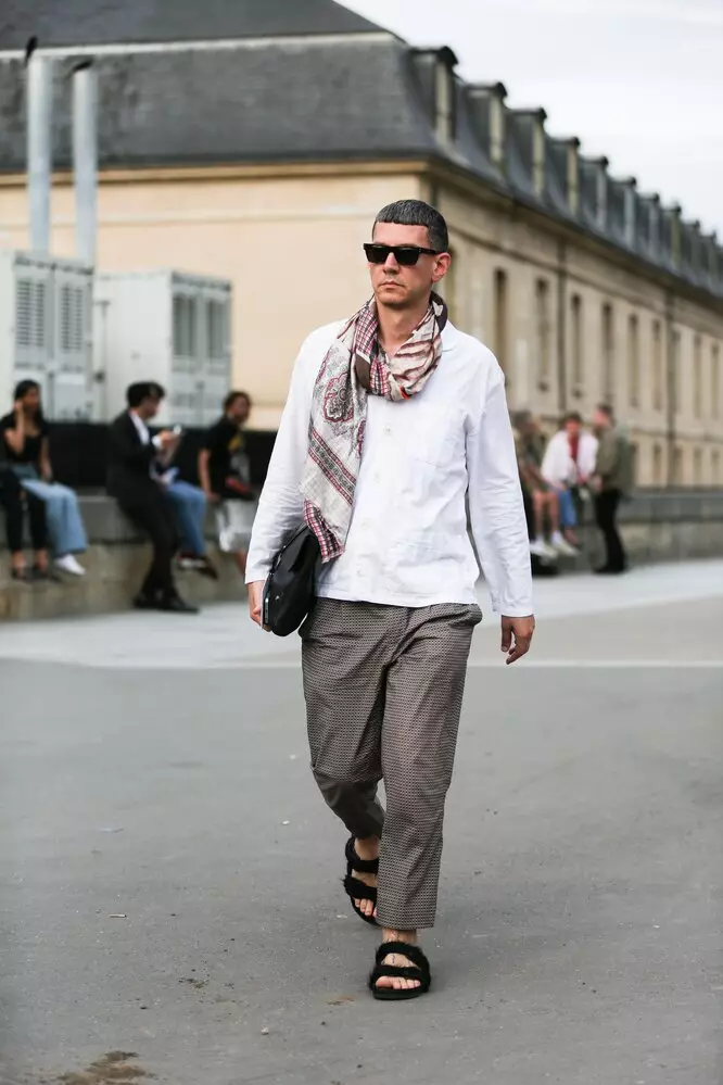 Decollet, scarves and chapets of newsletters: Street Style at Fashion Week in Paris 58632_5