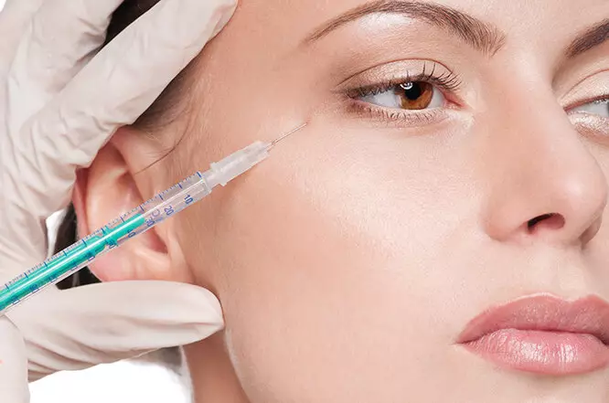 It is dangerous or not: injections that clean the bruises under the eyes - the opinion of cosmetologists 58670_2