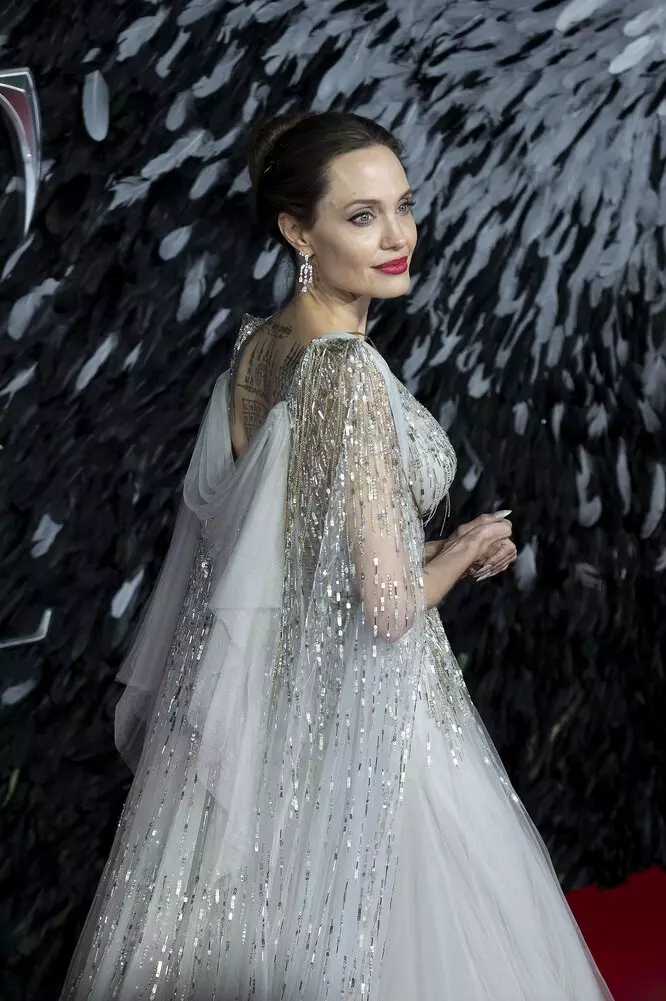 Kama Phoenix: jinsi mtindo wa Angelina Jolie umebadilika baada ya talaka 587_9