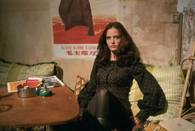 Dreamers in real life: Repeat images of Isabelle from Burtolucci melodrama 58982_3