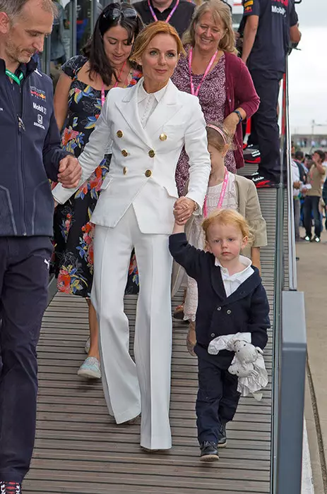 Suit in the marine style and magnificent ruffles: 5 best white outfits of this week 59248_4