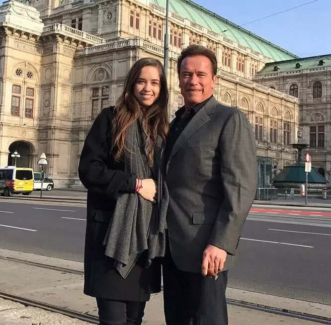 Arnold Schwarzenegger showed a 28-year-old beauty-daughter 59470_2
