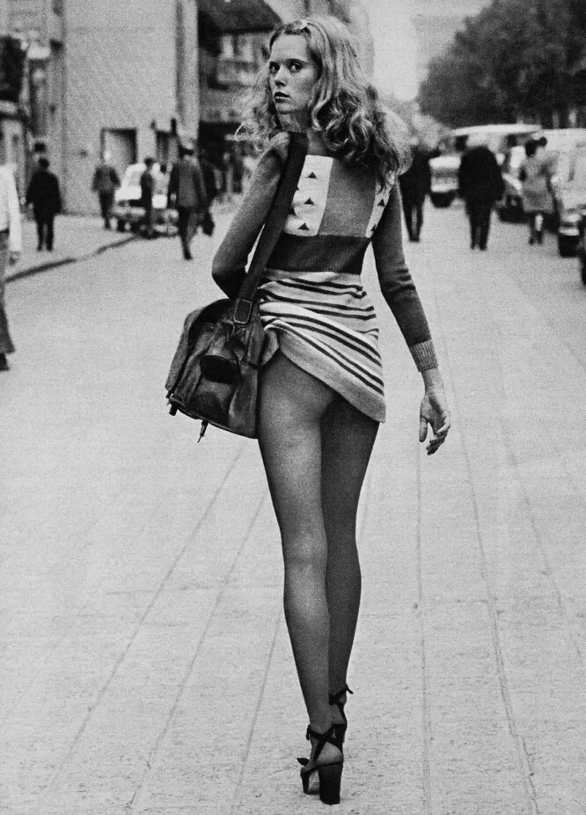 Simple arithmetic: how to distinguish the mini skirt of the 60s and 90s 59573_4