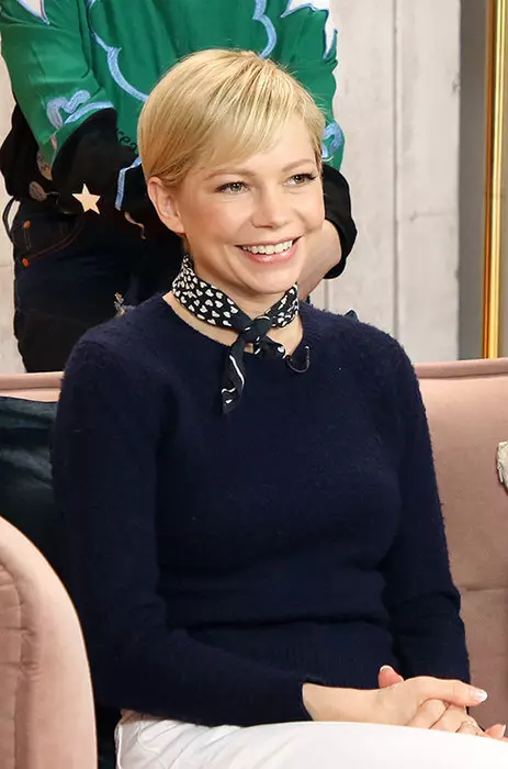 How to look feminine with short haircut: Style secrets from Michelle Williams 59659_1