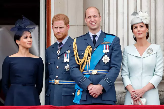 Prince William asked the younger brother to wave with a wedding 59810_1