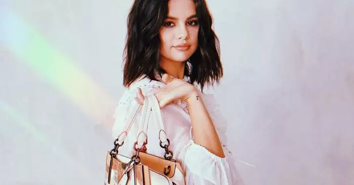 Do not look boring with a classic style bag: five images from Selena Gomez