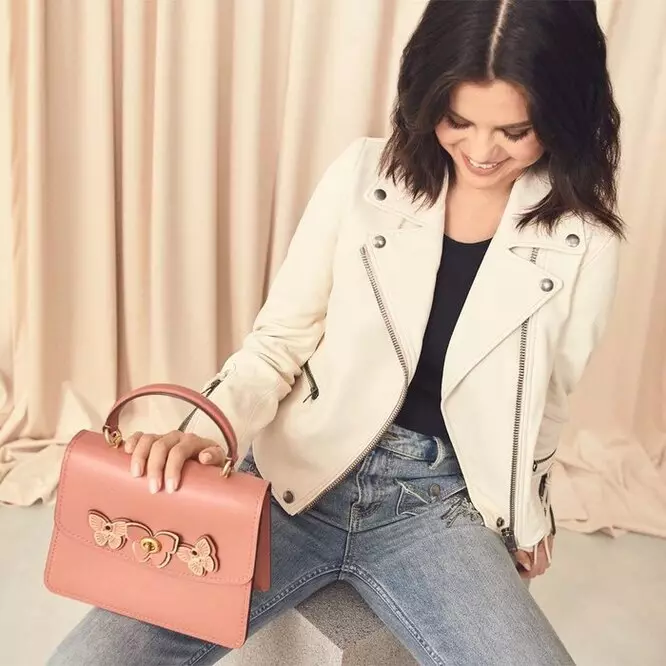 Do not look boring with a classic style bag: five images from Selena Gomez 59907_1