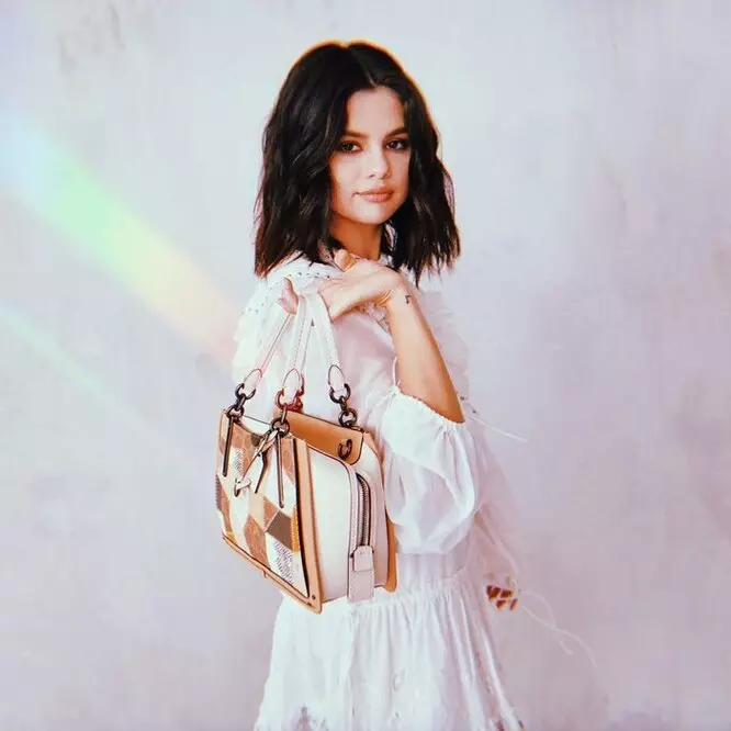 Do not look boring with a classic style bag: five images from Selena Gomez 59907_2