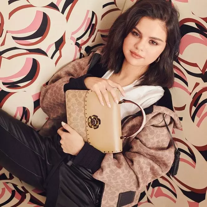 Do not look boring with a classic style bag: five images from Selena Gomez 59907_3