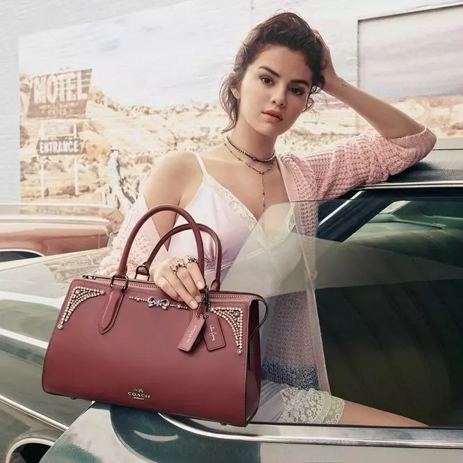 Do not look boring with a classic style bag: five images from Selena Gomez 59907_4