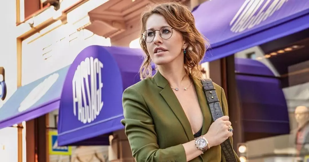 Elegance to Million: Learning to wear a jacket on the example of Ksenia Sobchak