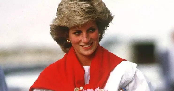 Just sketch on the shoulders: we carry Pullover as Princess Diana