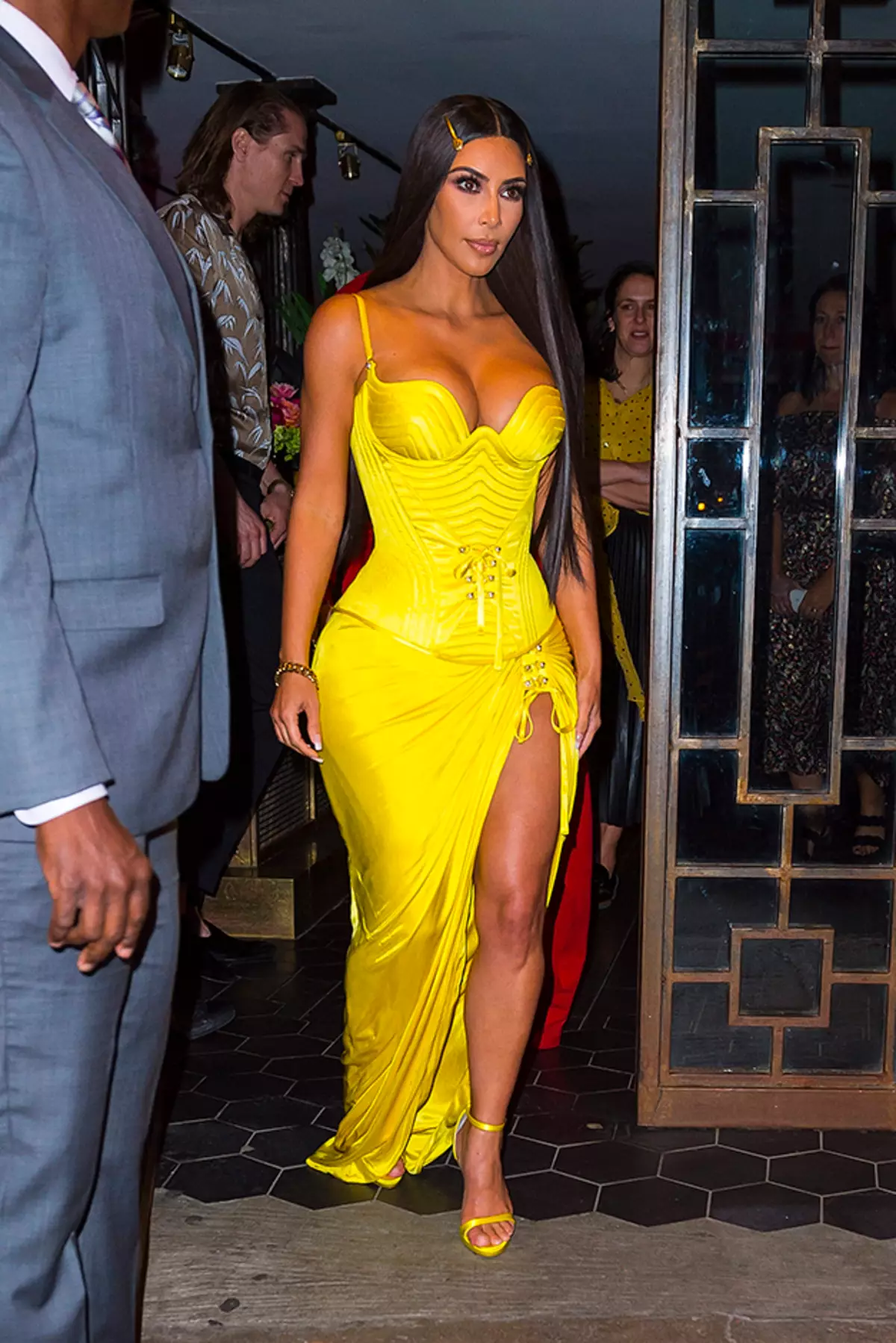 Fashion lessons Kim Kardashian: how to emphasize the waist 60652_6