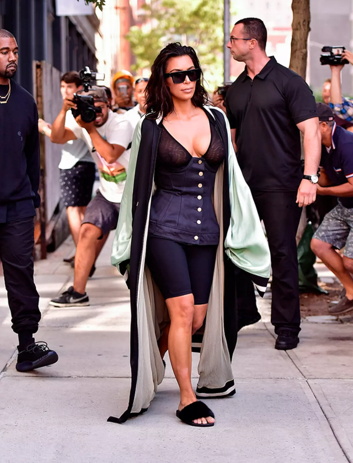 Fashion lessons Kim Kardashian: how to emphasize the waist 60652_8