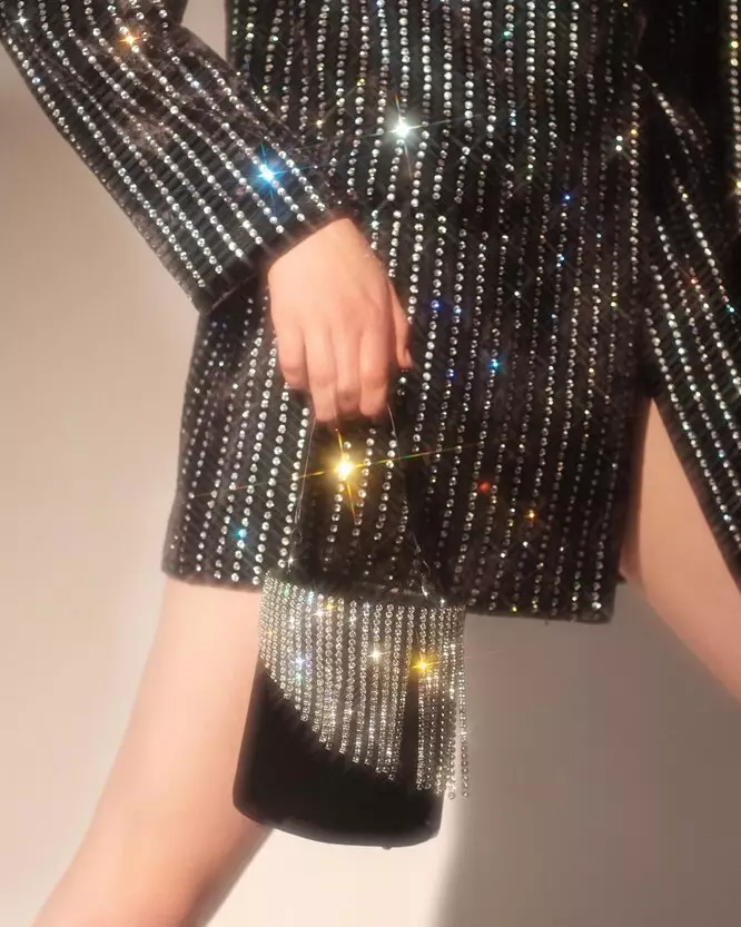 Epoch of Enlightenment: 10 luxury clutches that will come in hand to you at a party 60726_5