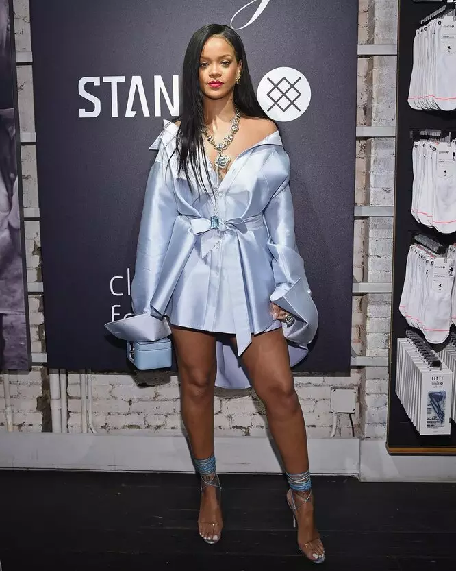 Rihanna shows how to wear things out of the 90s and avoid vulgarity 60780_10