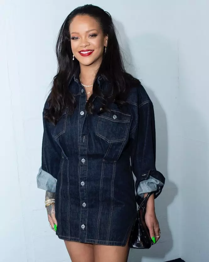 Rihanna shows how to wear things out of the 90s and avoid vulgarity 60780_4