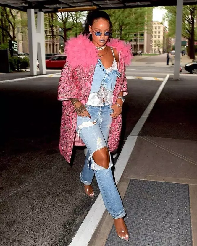 Rihanna shows how to wear things out of the 90s and avoid vulgarity 60780_5