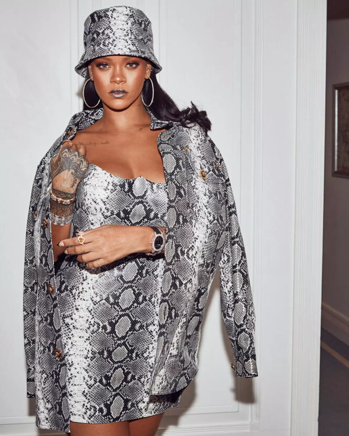 Rihanna shows how to wear things out of the 90s and avoid vulgarity 60780_9