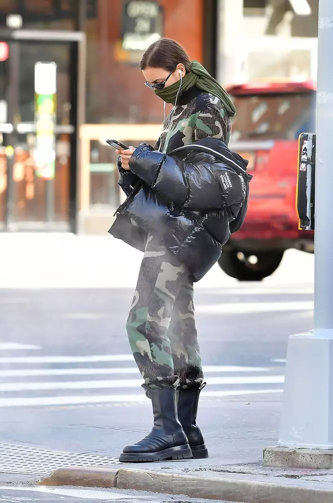 Ak sa budete zlomiť, potom krásne: Irina Shayk v Camouflage Celkovo Moschino všimol na New York Street