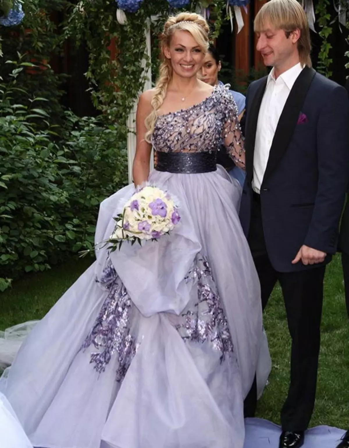 Ksenia Sobchak, Yana Rudkovskaya, Nadia Obolentseva: We understand the wedding dresses of stars 60975_2