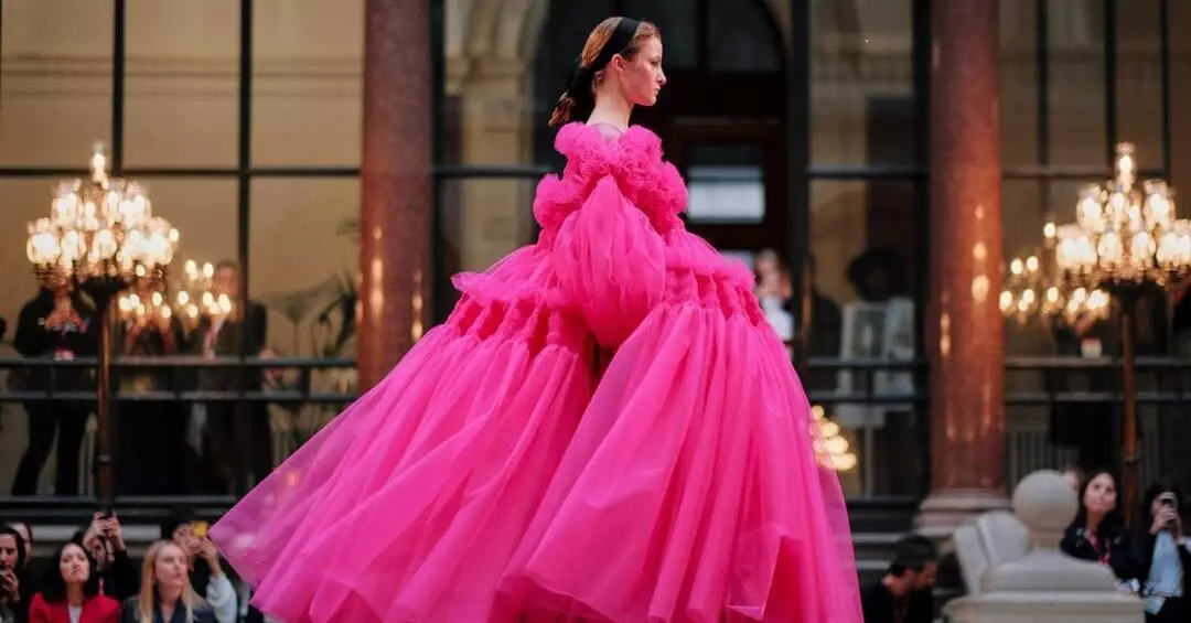 Dresses-Cakes: The main trend of evening fashion that can be applied to the wedding