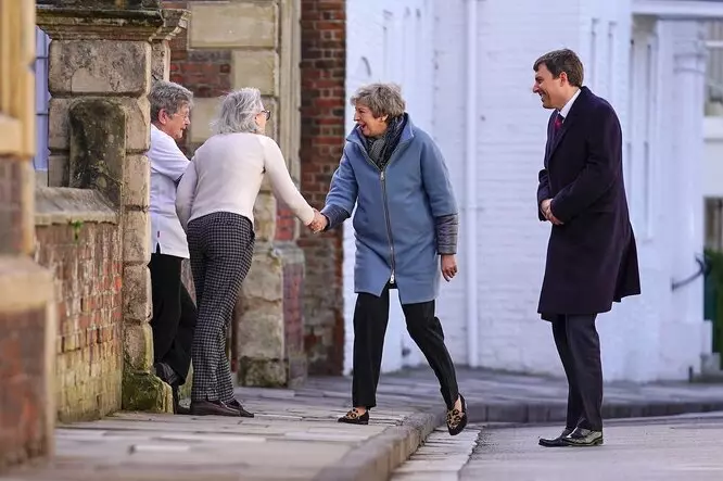 Teresa May and Elizabeth II: how dresses the most influential women of Great Britain 61113_9