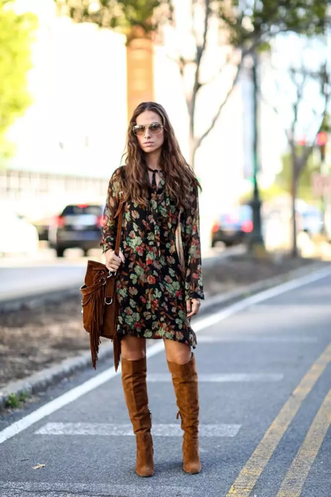 Dress in flower and high boots: impeccable combination for perfect date 61385_2