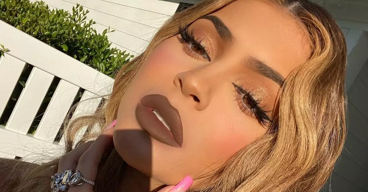 Kylie Jenner به اندازه کافی برای شستن آرایش به طوری که هیچ کس آموخته است. لازم نیست از بین برود!