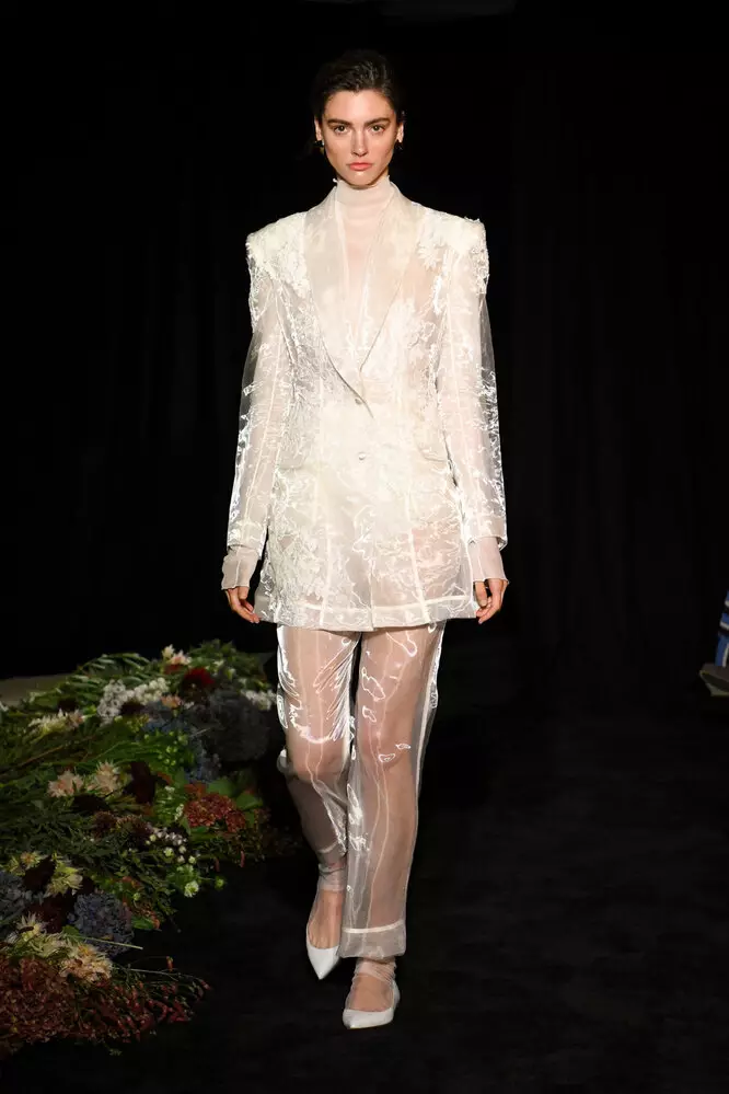 Veil Ireng lan Segara Ruffle: Fesyen Perkawinan Utama Kanthi Podium New York 626_3