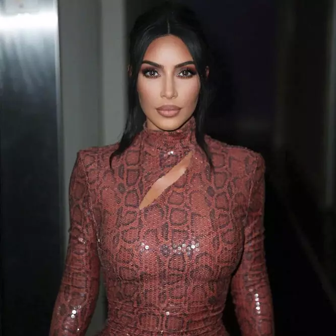 Da biste stigli do zvijezde: 10 sredstava od kozmetike Kim Kardashian, koji bi mogao biti svaki od vas