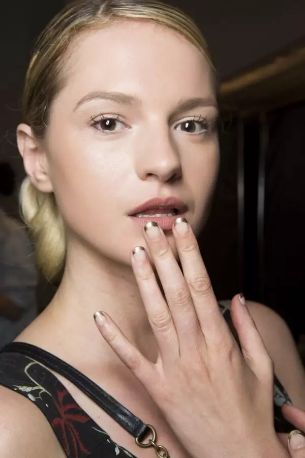 French manicure 2.0: the best ideas to raise the mood 64601_18