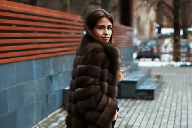 The most fashionable IT-Girl of Moscow tells and shows how to wear a fur coat 65380_1