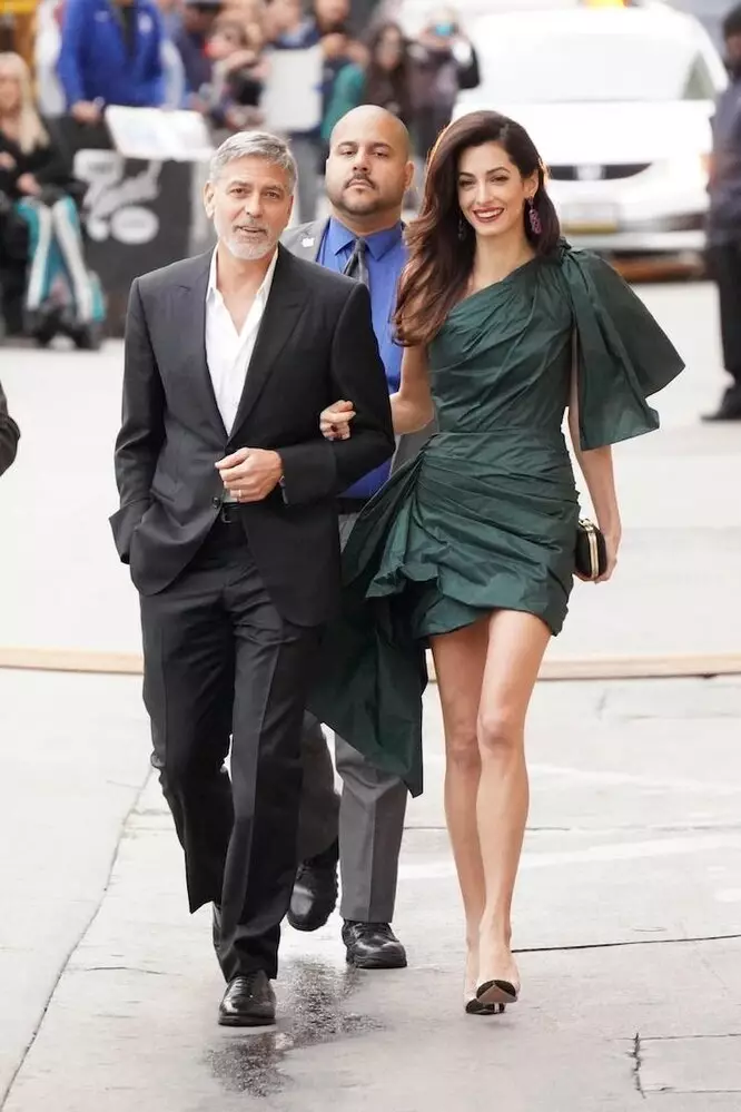 Amal Clooney in a mini-dress supported her husband at the premiere in Los Angeles 65656_1