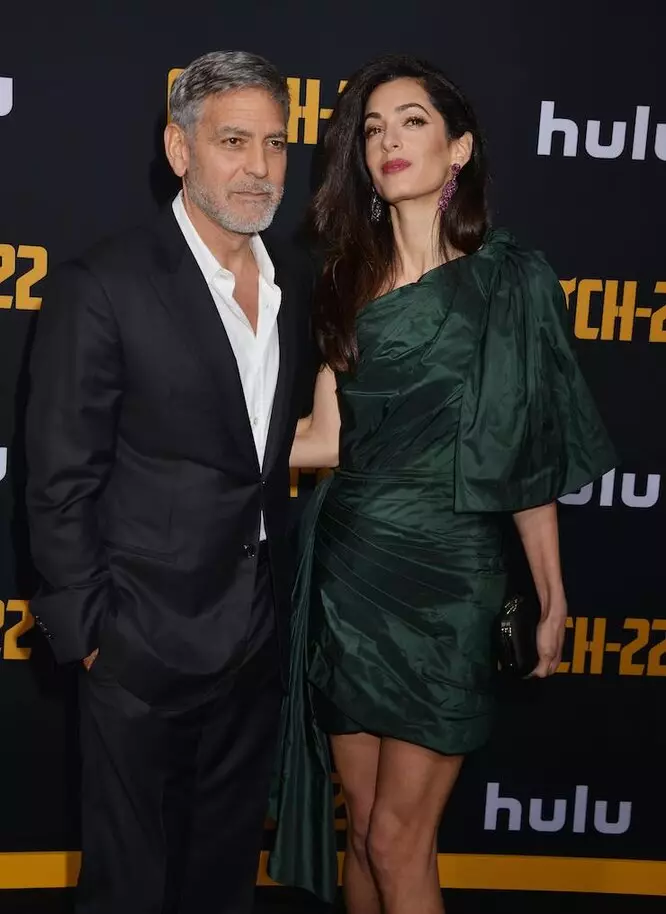 Amal Clooney in a mini-dress supported her husband at the premiere in Los Angeles 65656_2