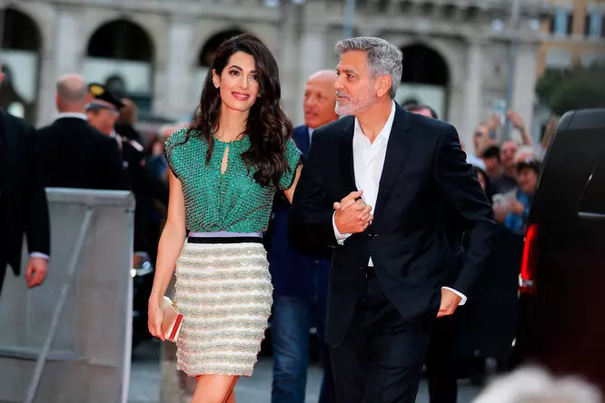Како да го повторите стилот на Амал Клуни