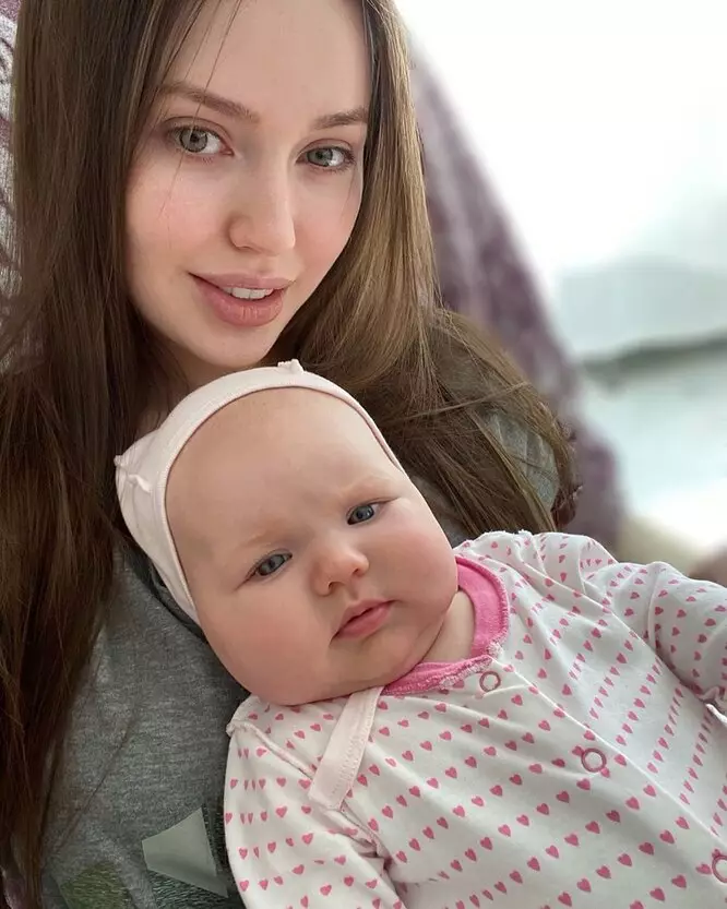 Anastasia Kostenko mengalahkan nama kedua anak perempuan yang lebih muda, yang memberinya ayah yang terkenal