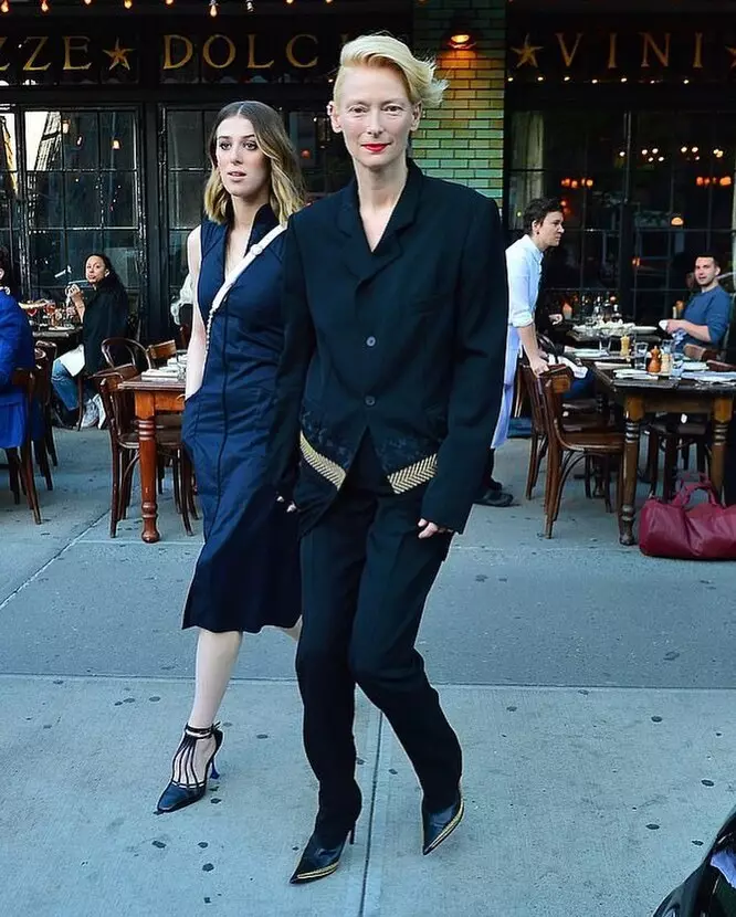 Angelina Jolie, Tilda Suinton in drugi: Naučite se od zvezd Kako nositi Tuxedo 764_1